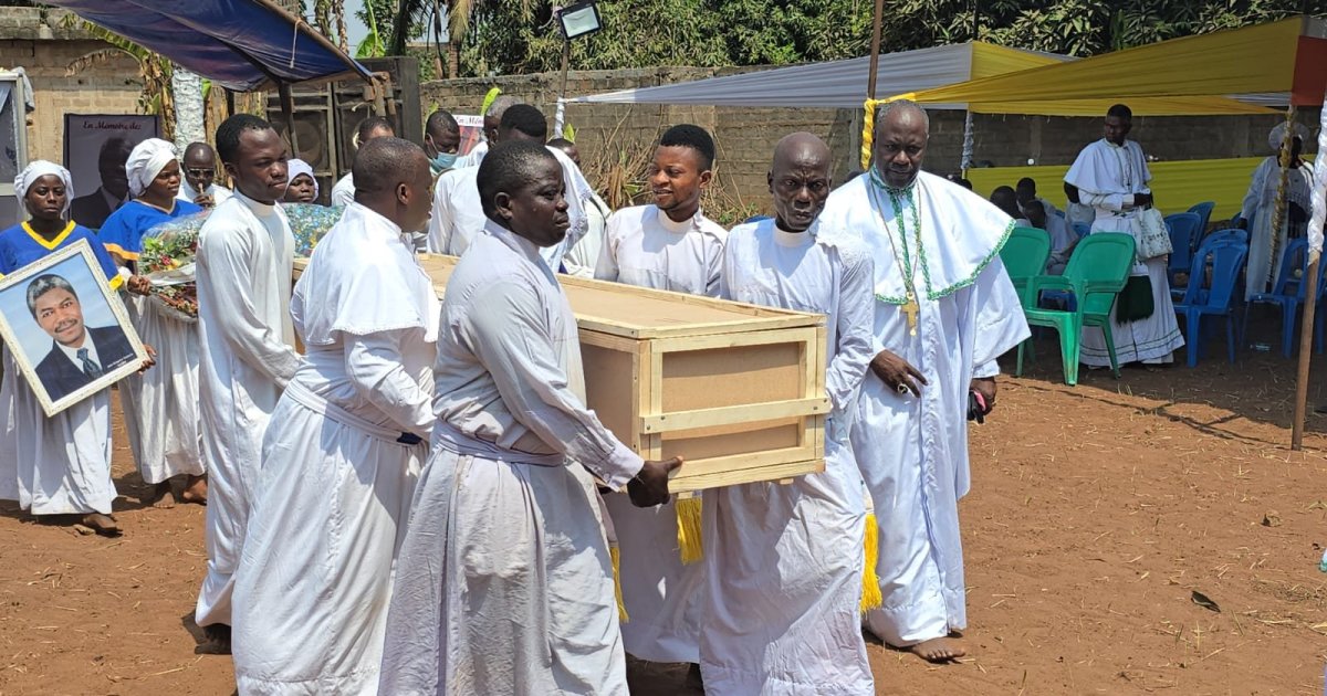 Jean-Grégoire Zacharie Sagbo conduit à sa dernière demeure à Savi - 24 ...